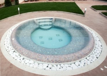 Whirlpool im Garten – 100 fantastische Modelle!