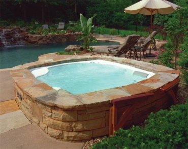 Whirlpool im Garten – 100 fantastische Modelle!