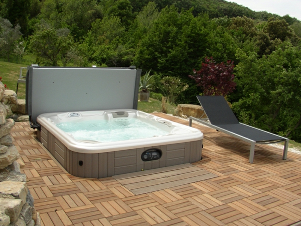 Whirlpool im Garten – 100 fantastische Modelle!