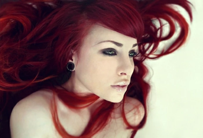 Dunkelrotes Haar: Dein ehrlicher Guide, bevor du zum Farbtopf greifst