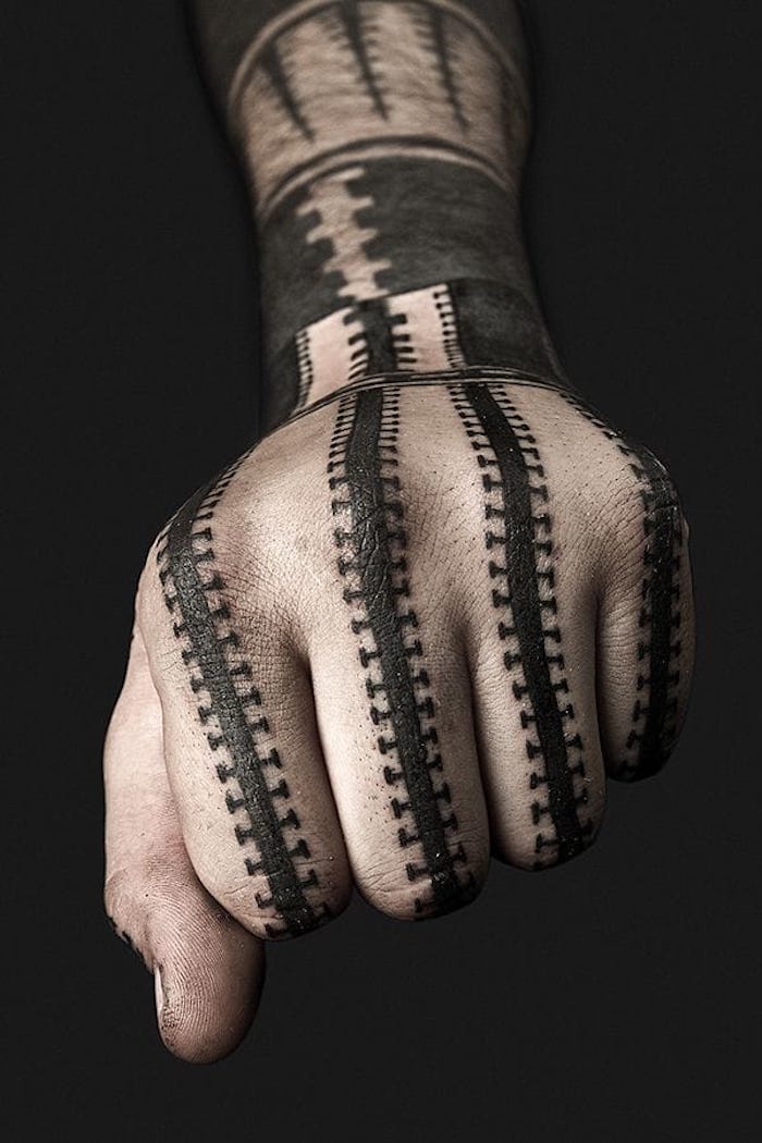 Blackwork Tattoo für mutige und selbstbewusste Leute