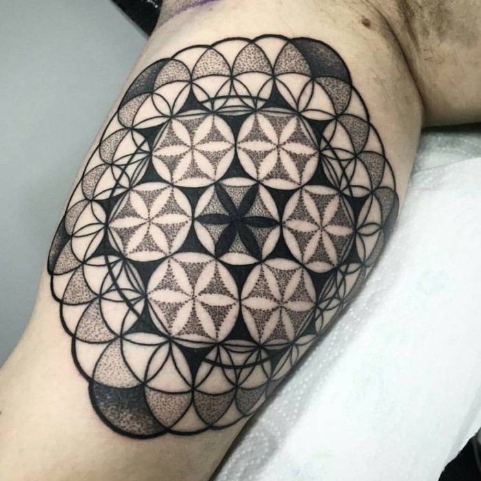 Blume des Lebens Tattoo – 50 Designs und interessante Tatsachen rund um sie