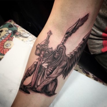 87 der besten Engel Tattoo Designs für Männer und Frauen