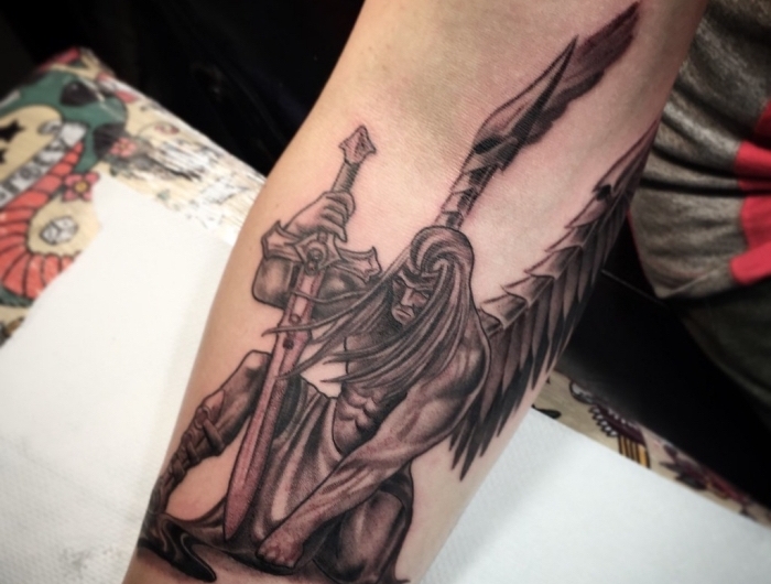 87 der besten Engel Tattoo Designs für Männer und Frauen