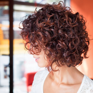 Traumhafte Bob Frisuren für mittellanges lockiges Haar und Styling-Tipps