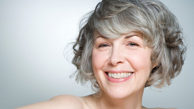 Experte sagen: So tragen und pflegen Sie graue Haare mit Strähnchen