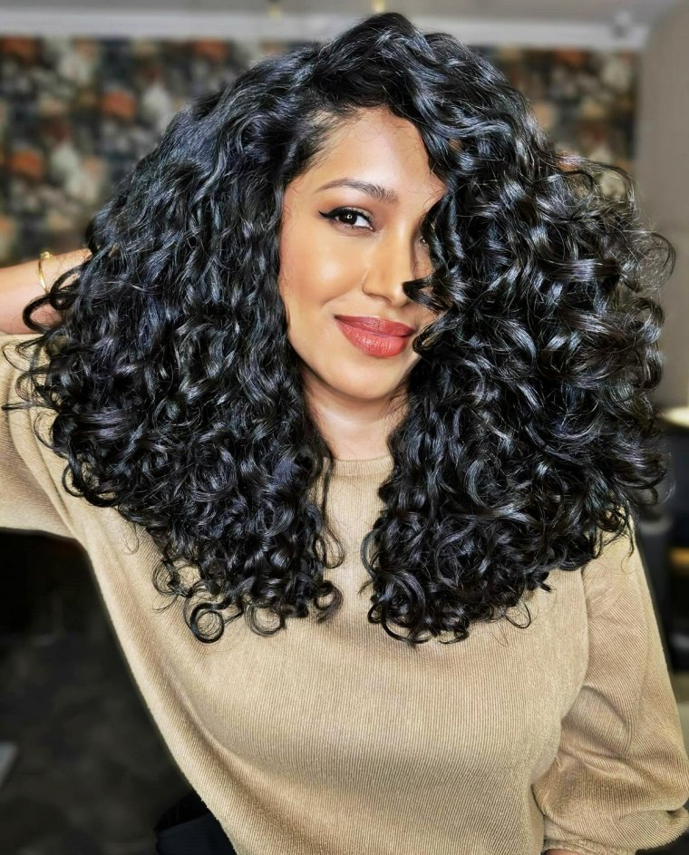 Afro Haare 2025: 17 Afro-Frisuren, die wir lieben + Styling-Tipps!