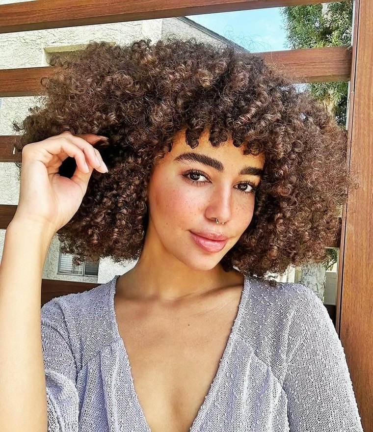 Afro Haare 2025: 17 Afro-Frisuren, die wir lieben + Styling-Tipps!