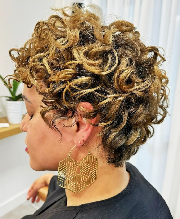 Afro Haare 2025: 17 Afro-Frisuren, die wir lieben + Styling-Tipps!