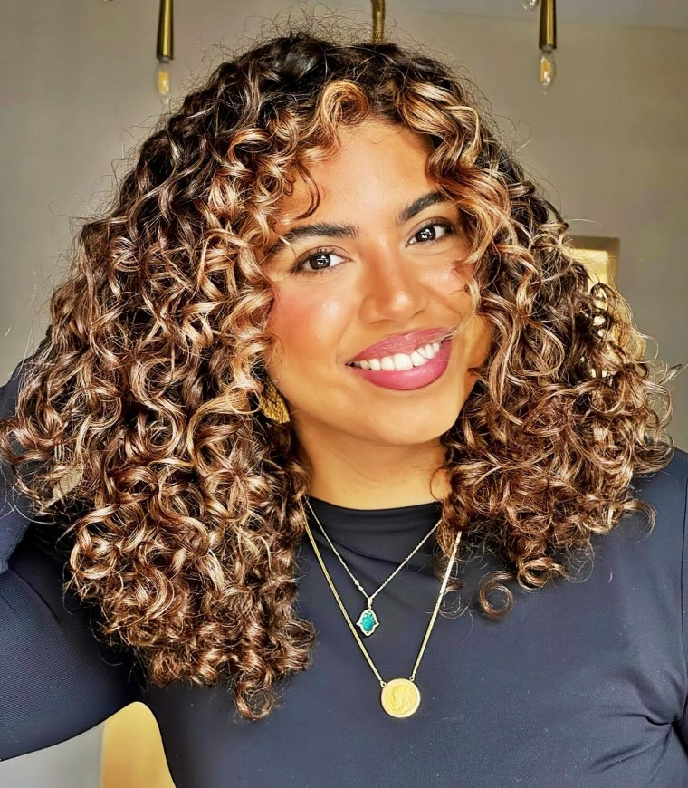 Afro Haare 2025: 17 Afro-Frisuren, die wir lieben + Styling-Tipps!