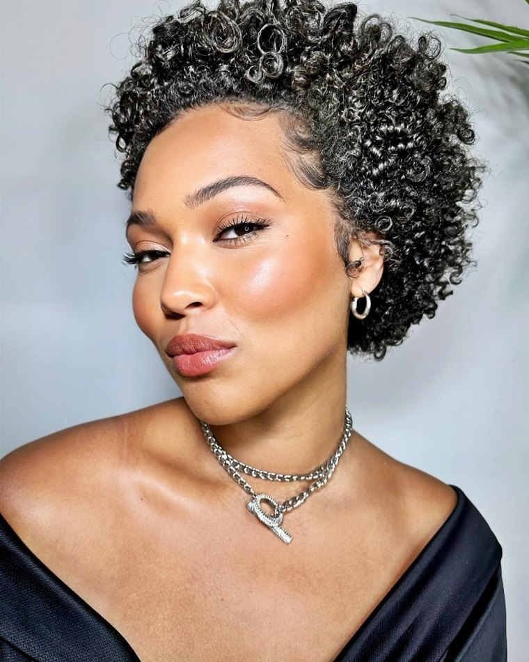 Afro Haare 2025: 17 Afro-Frisuren, die wir lieben + Styling-Tipps!