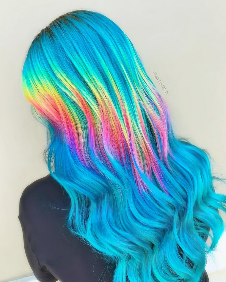 Haare bunt färben: Die coolsten mehrfarbigen Styles für 2025