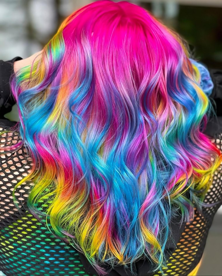 Haare bunt färben: Die coolsten mehrfarbigen Styles für 2025