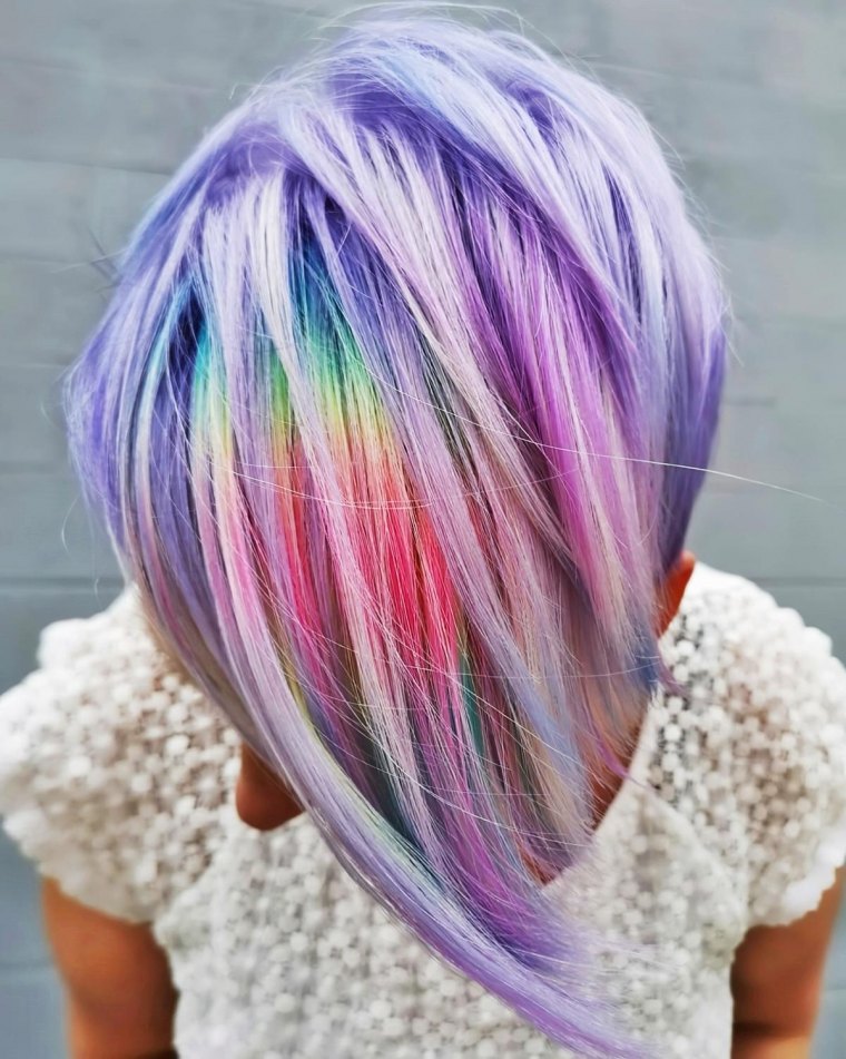 Haare bunt färben: Die coolsten mehrfarbigen Styles für 2025