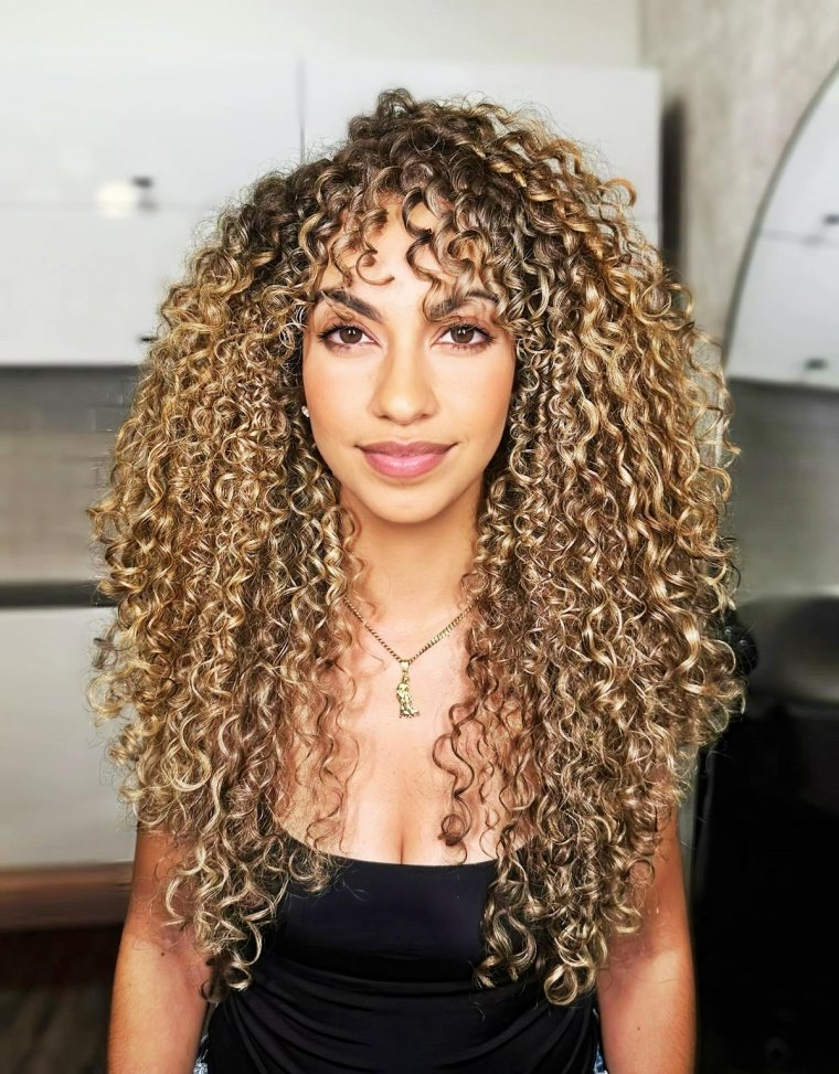 Afro Haare 2025: 17 Afro-Frisuren, die wir lieben + Styling-Tipps!