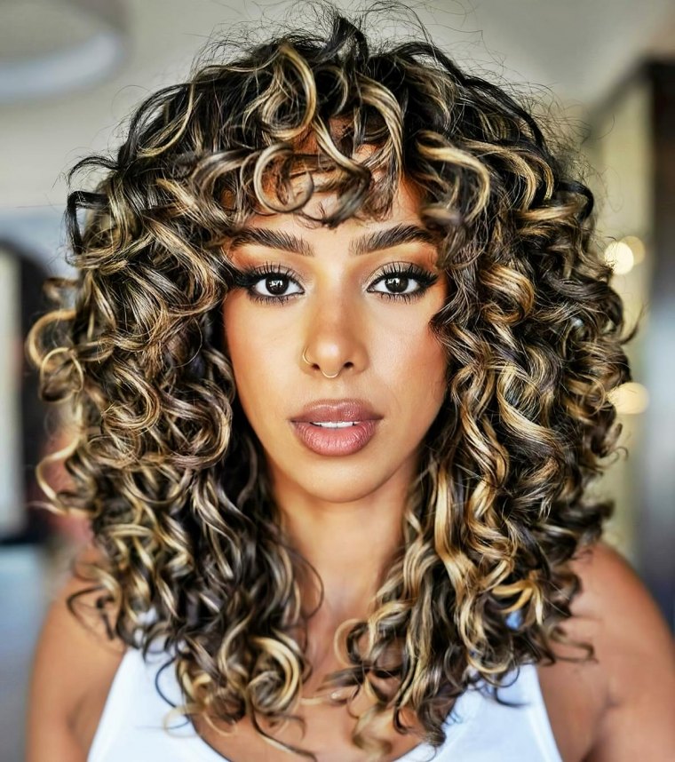 Afro Haare 2025: 17 Afro-Frisuren, die wir lieben + Styling-Tipps!