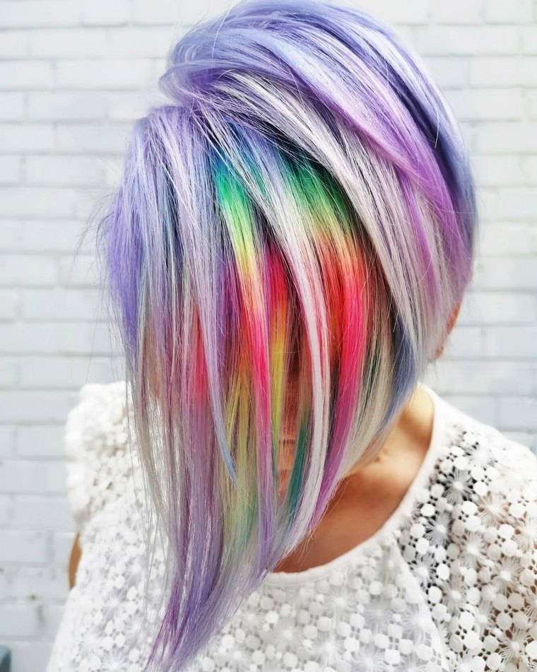 Haare bunt färben: Die coolsten mehrfarbigen Styles für 2025