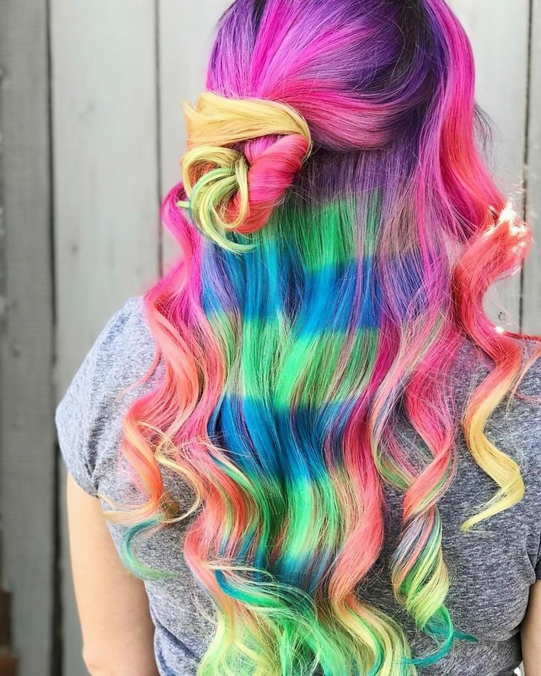 Haare bunt färben: Die coolsten mehrfarbigen Styles für 2025